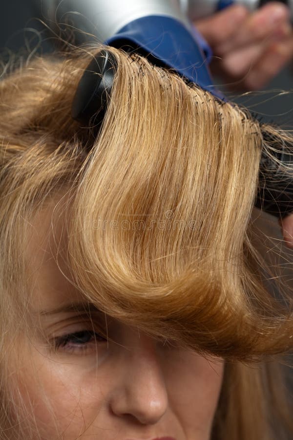 Mujer que hace pelo labrar foto de archivo. Imagen de color - 20710804