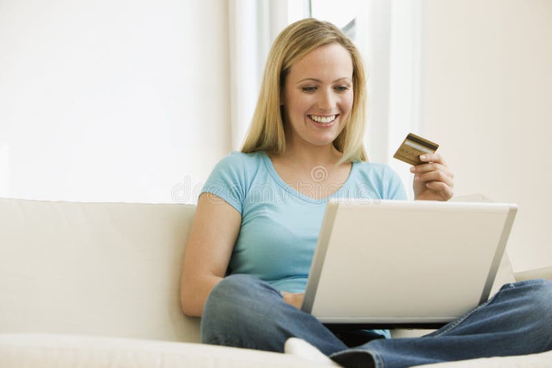 Mujer Que Hace Una Compra En Línea Imagen de archivo - Imagen de adulto ...