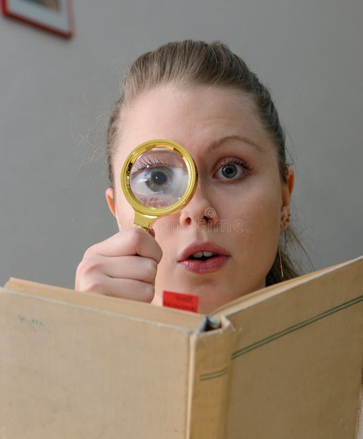 Mujer Que Lee Un Libro Con Una Lupa Imagen de archivo - Imagen de ...
