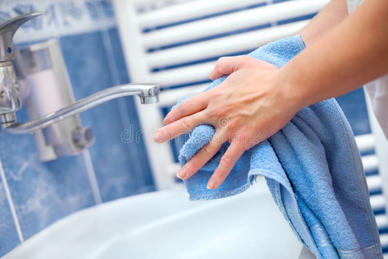 Mujer Que Se Seca Las Manos Con La Toalla Limpia Imagen de archivo ...