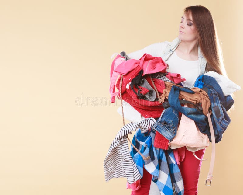 Mujer Que Lleva La Ropa Sucia Del Lavadero Imagen de archivo - Imagen ...