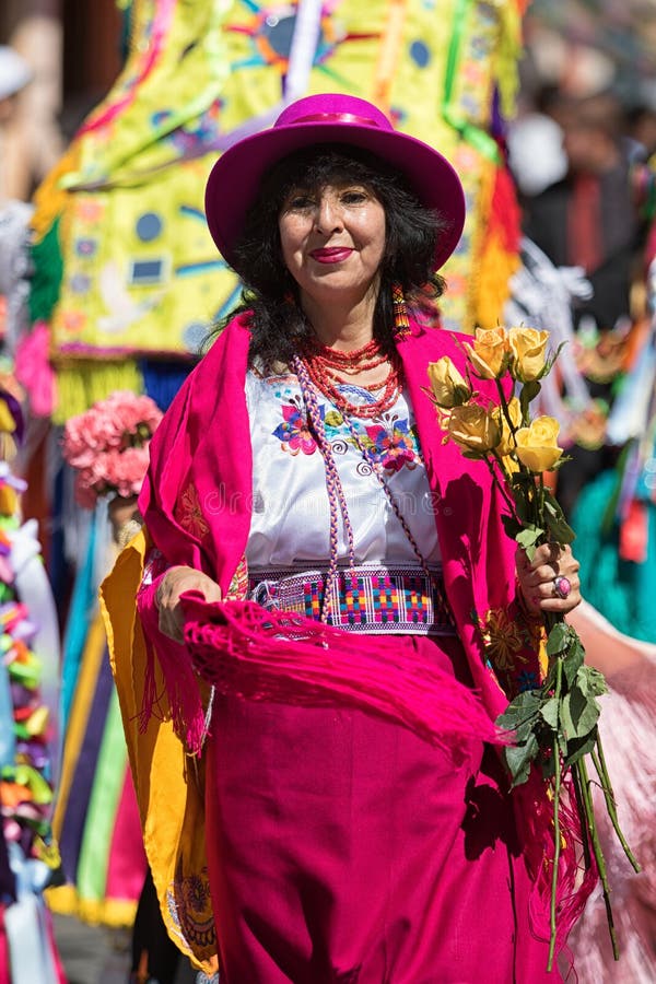 Mujer Que Lleva Un Traje Colorido En Ecuador Imagen de archivo ...