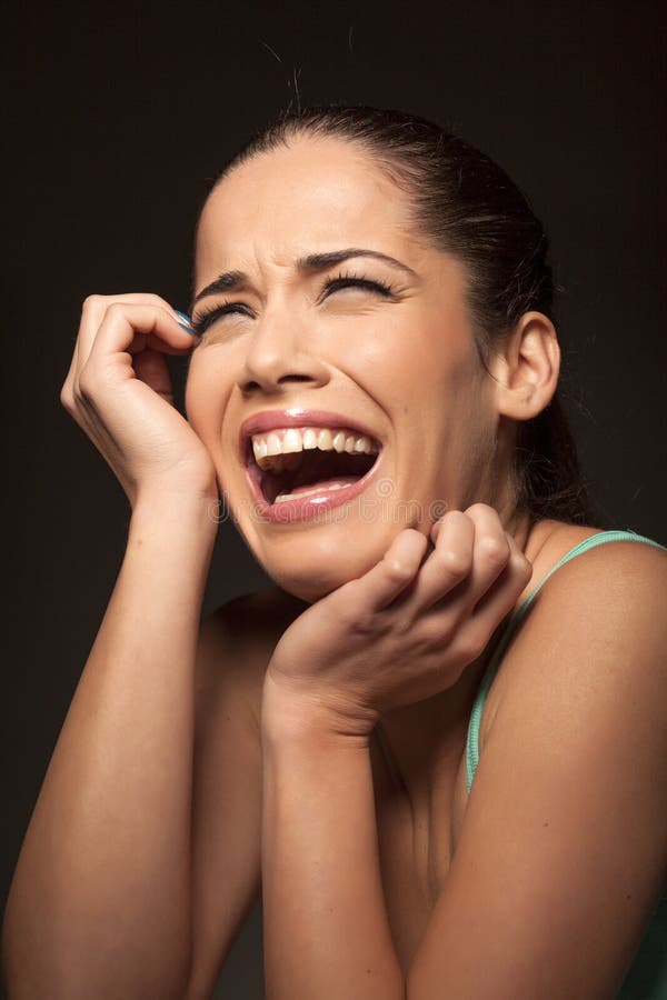 Mujer que llora en suelo imagen de archivo. Imagen de miedo - 19555341