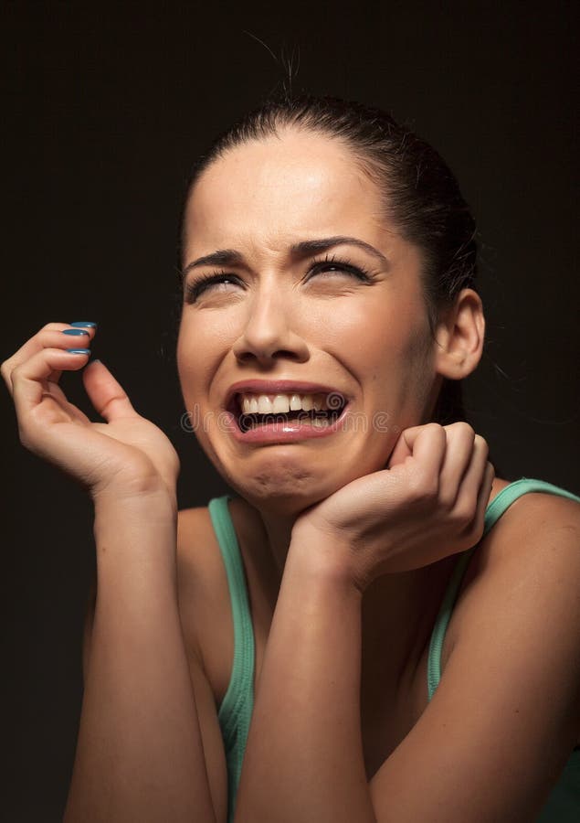 Mujer que llora foto de archivo. Imagen de joven, mujer - 58717694