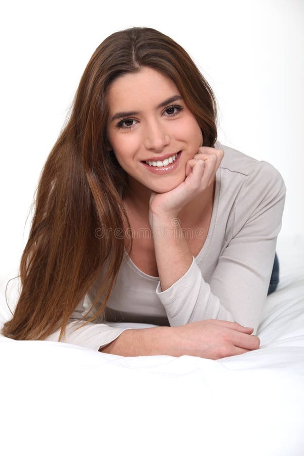 Mujer Que Miente En Su Cama Imagen De Archivo Imagen De Positivo