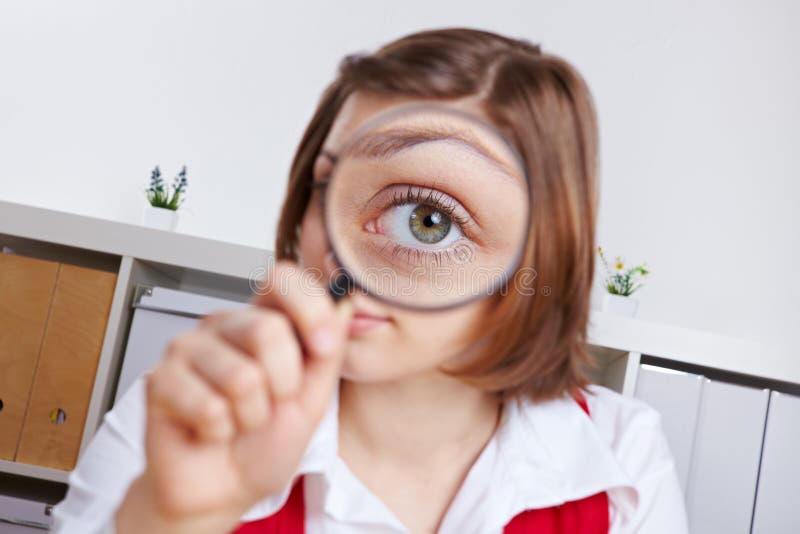 Mujer Que Mira Con Magnificar Imagen de archivo - Imagen de cristal ...