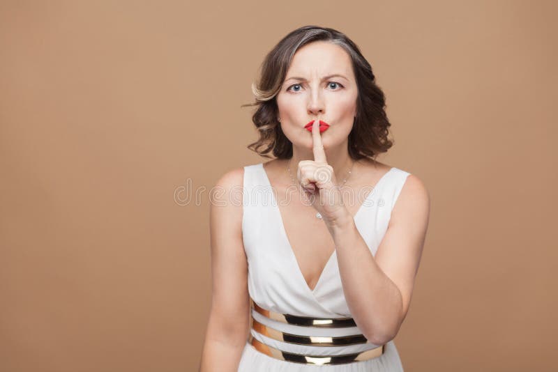 Mujer Que Muestra Shh La Muestra Secreta Foto de archivo - Imagen de ...