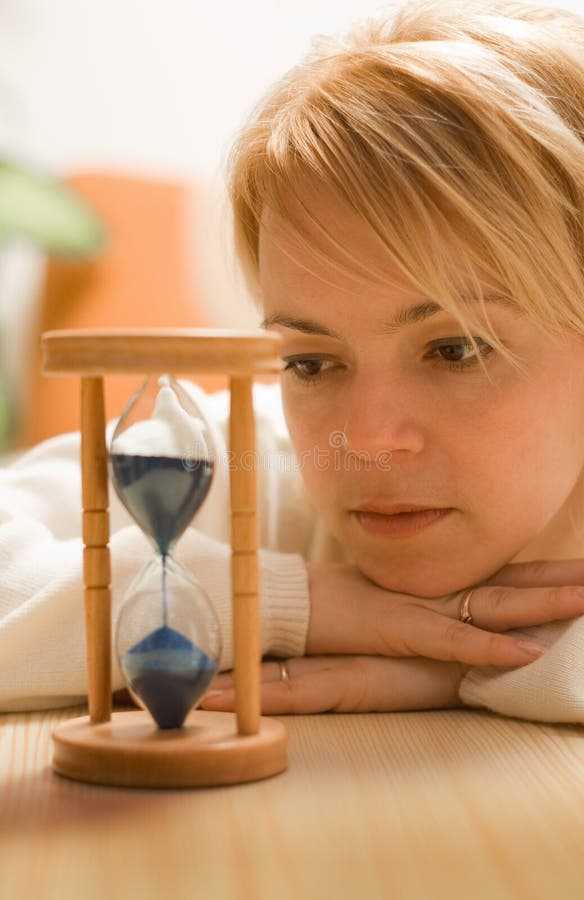 Mujer Que Piensa Y Que Espera Foto de archivo - Imagen de cansado ...