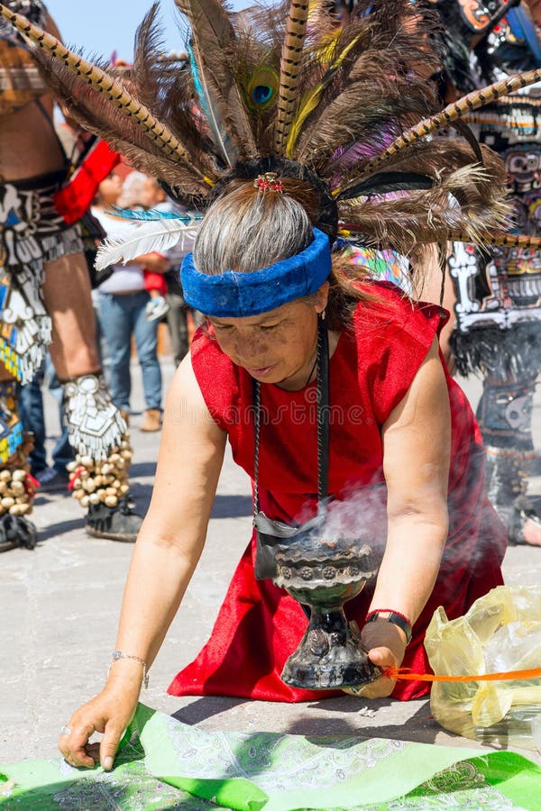 Mujer Que Realiza Ritual Maya Tradicional Foto de archivo editorial ...