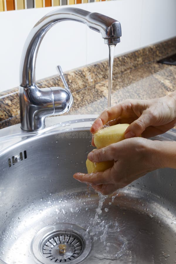 Manos De Hombre Y Mujer Haciendo Juntas Las Tareas DomÃ©sticas Foto de ...
