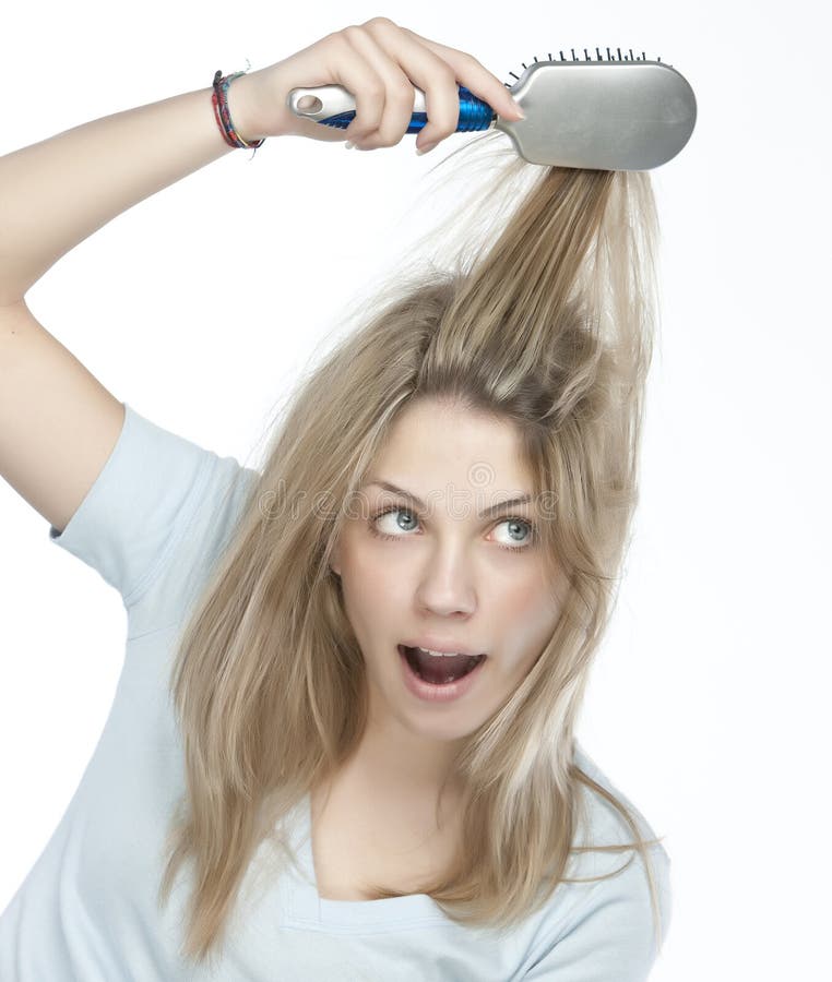 Mujer que se peina el pelo imagen de archivo. Imagen de muchacha - 9898681