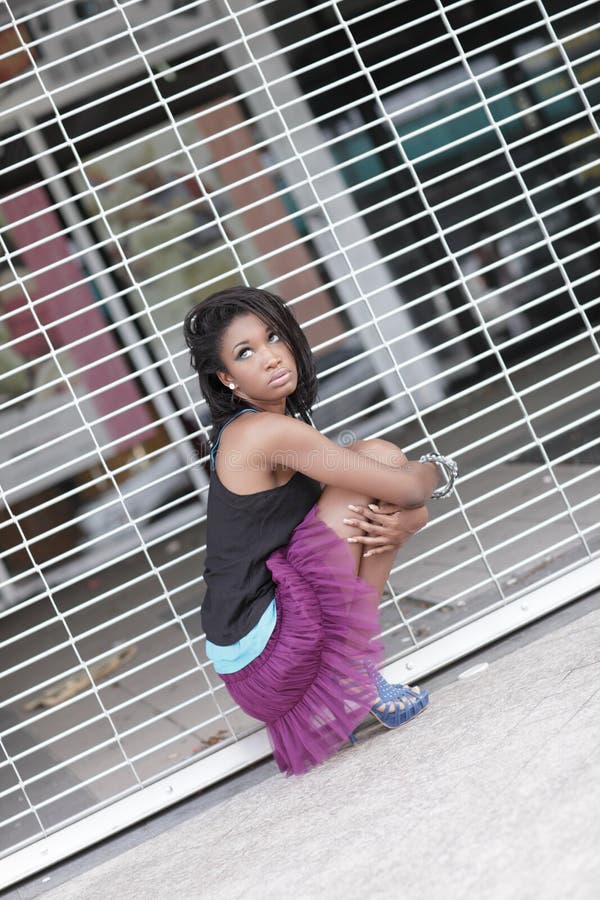 Mujer Que Se Pone En Cuclillas Foto de archivo - Imagen de adulto ...