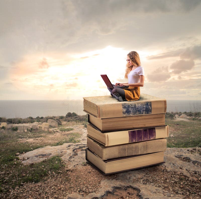 Mujer Que Se Sienta En Los Libros Foto de archivo - Imagen de internet ...