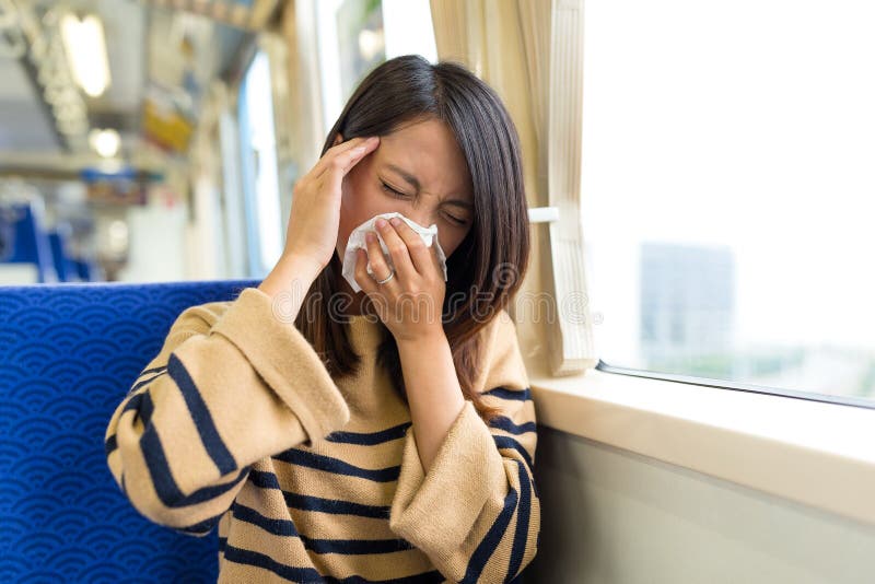 Mujer Que Siente El Compartimiento Enfermo Del Tren Del Interior Foto ...