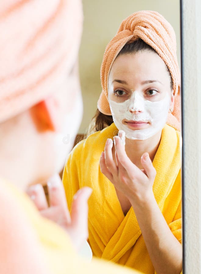 Mujer Que Toma El Cuidado De La Cara Foto de archivo - Imagen de ...
