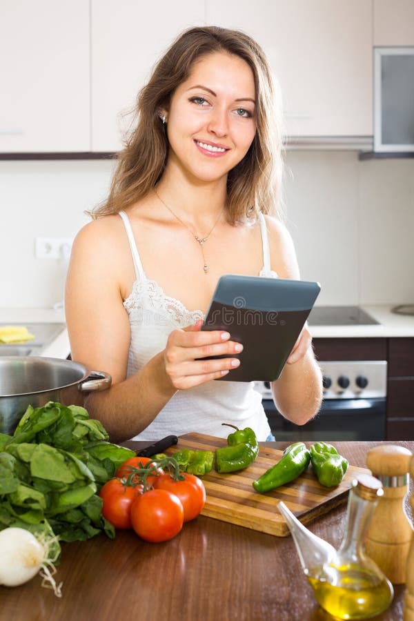 Mujer Que Va a Cocinar La Comida Foto de archivo - Imagen de ordenador ...