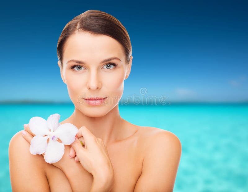 Mujer Relajada Con La Flor Del Orhid Foto de archivo - Imagen de cara ...