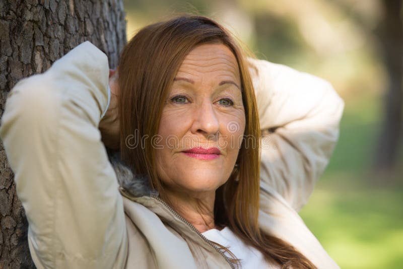 Mujer Relajada Feliz Confiada Al Aire Libre Foto de archivo - Imagen de ...