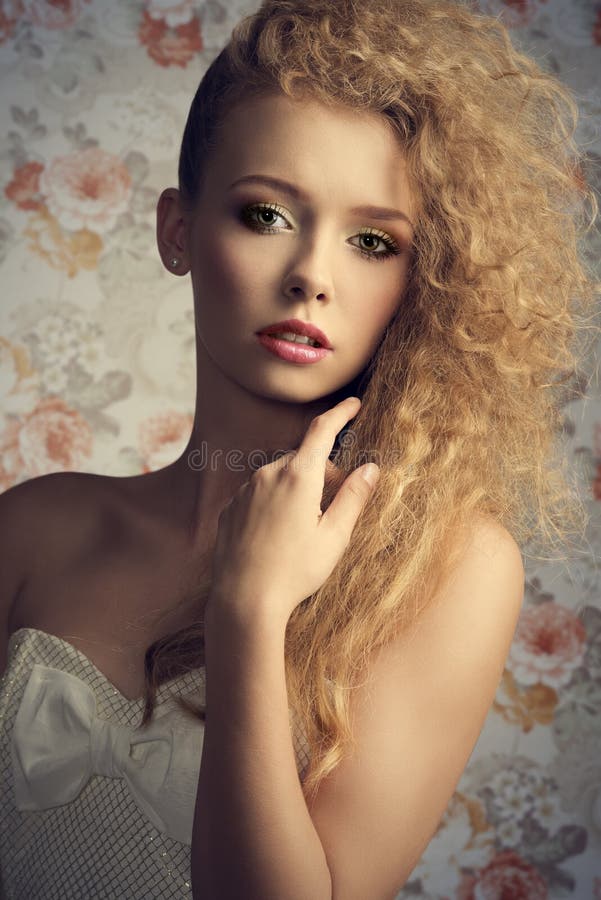 Mujer rizada de la moda foto de archivo. Imagen de haga - 46315122