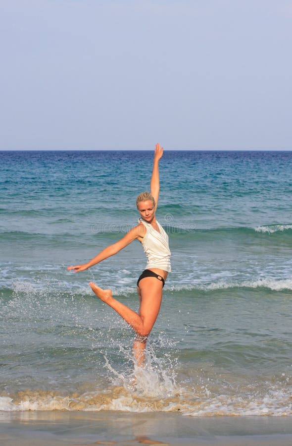 Mujer Rubia Bronceada En Bikiní En El Mar Foto De Archivo Imagen De
