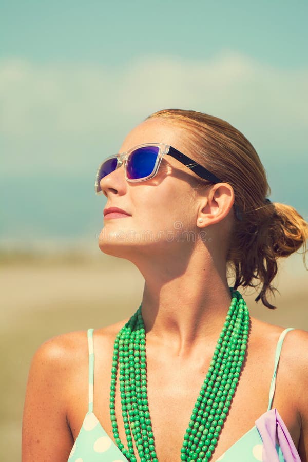 Mujer Rubia Bronceada Hermosa En Tomar El Sol De La Playa Foto de ...