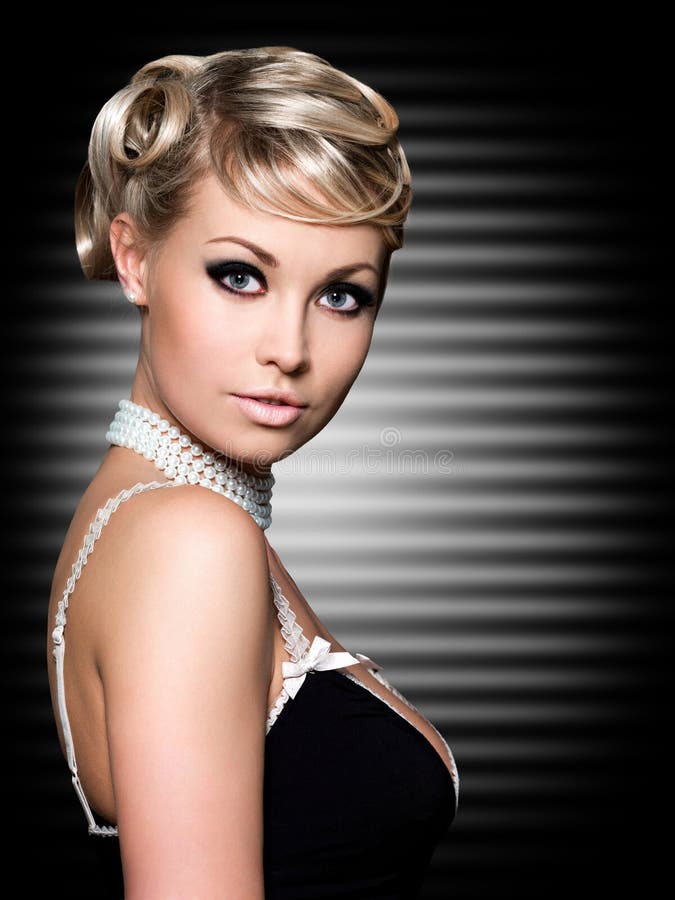 Mujer Rubia Con El Peinado Hermoso De La Moda Foto De Archivo Imagen De Arte Atractivo 28773546