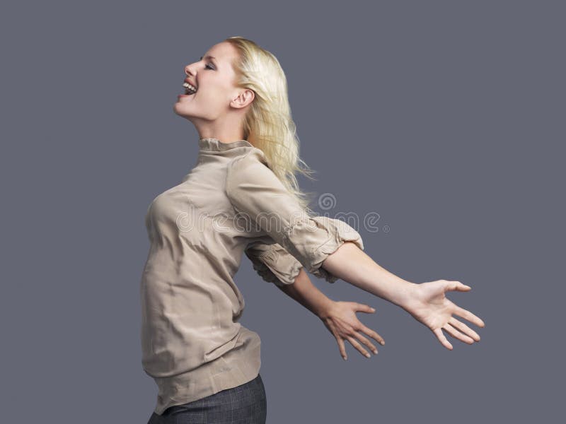 Mujer Rubia Feliz Con Los Brazos Extendidos Imagen de archivo - Imagen ...