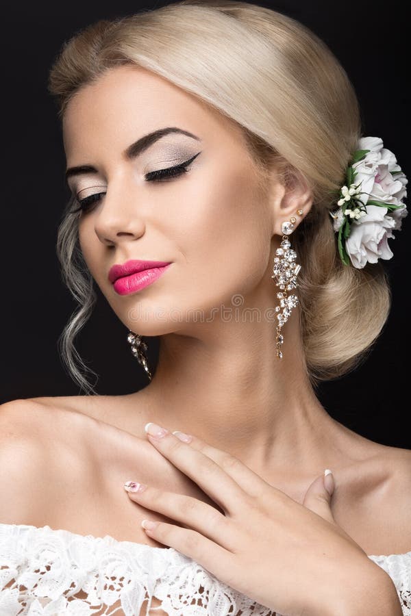 Mujer Rubia Hermosa En La Imagen De La Novia Con Las Flores Cara Y Peinado De La Belleza Foto De