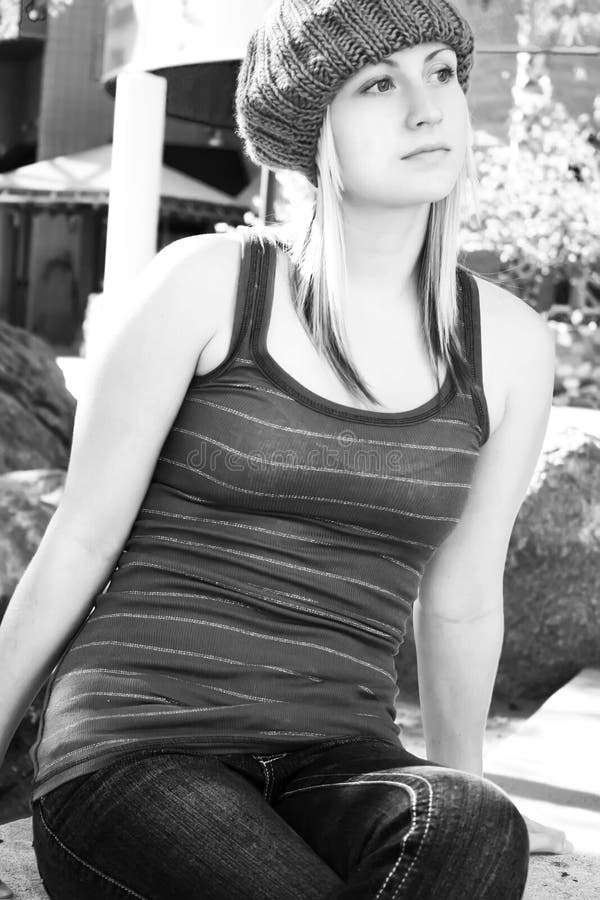 Mujer Rubia Joven Foto De Archivo Imagen De Peinados 6886026