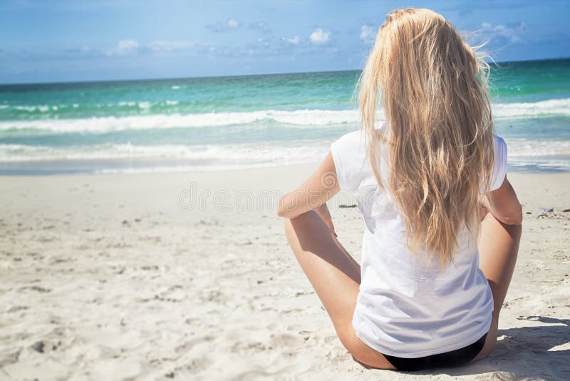 Mujer Rubia Joven Que Se Sienta En La Playa Foto De Archivo Imagen De Playa Retrato 92429876
