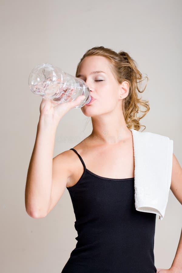 Mujer Rubia Sedienta En Desierto Foto de archivo - Imagen de azul ...