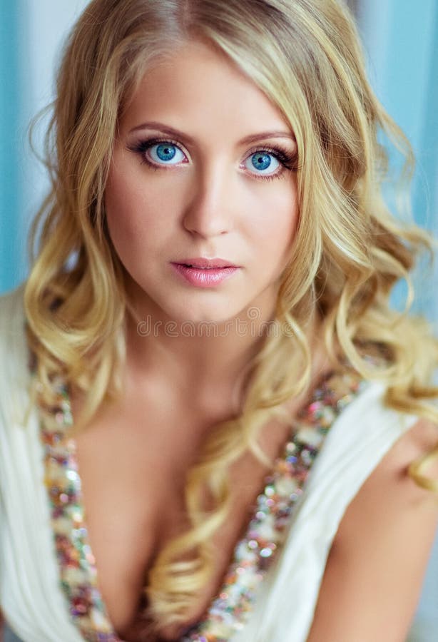 Mujer Rubia Muy Hermosa Con El Pelo Rizado Largo Y Los Ojos Azules Foto