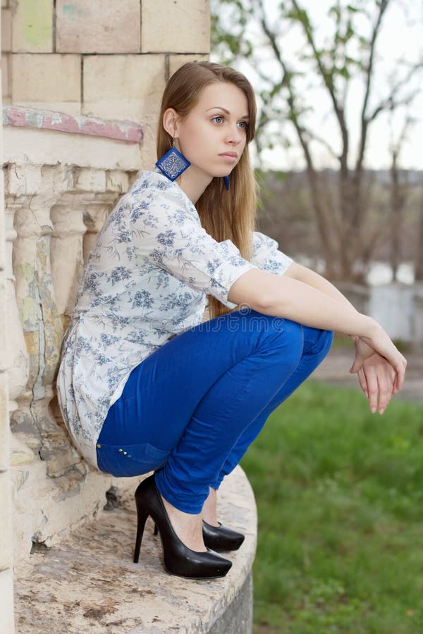 Mujer Rubia Pensativa Joven Imagen De Archivo Imagen De Rubio Azul 30462523