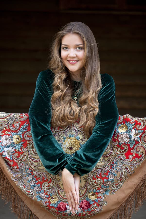 Mujer rusa de la belleza foto de archivo. Imagen de afuera - 67005980