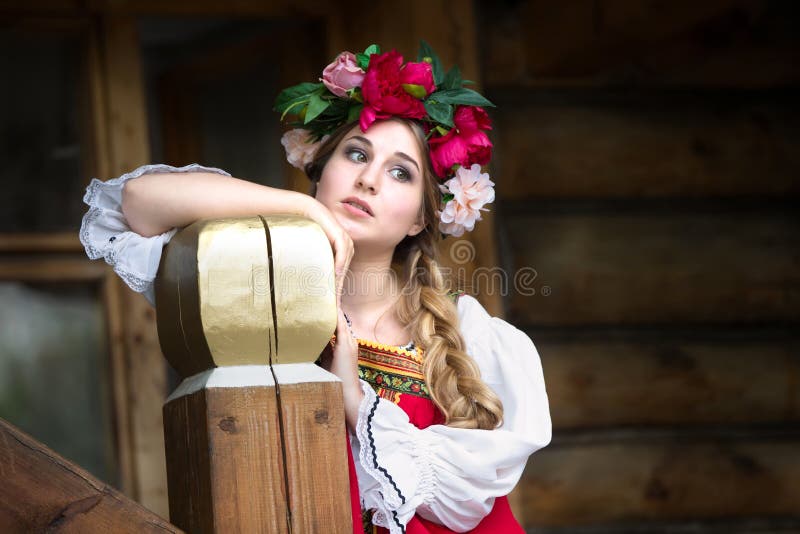 Mujer Rusa En Traje Nacional Imagen editorial - Imagen de labios, traje ...