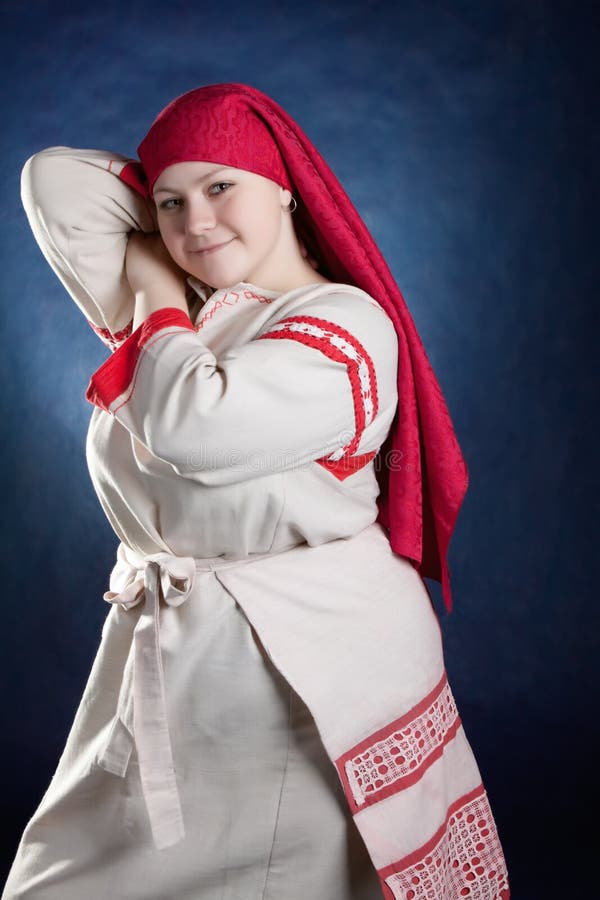 Mujer Rusa Que Presenta En Ropa Nacional Imagen de archivo - Imagen de ...