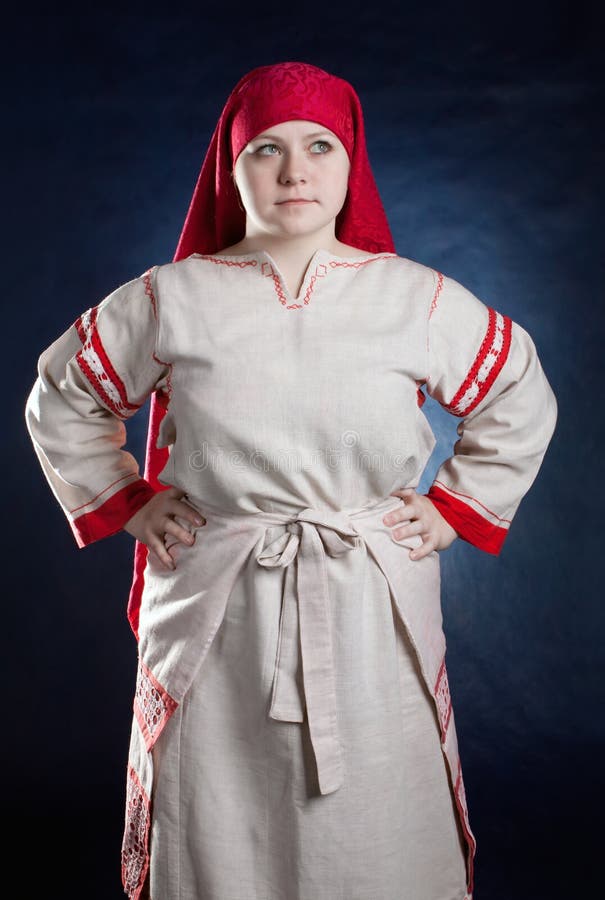 Mujer Rusa Que Presenta En Ropa Nacional Imagen de archivo - Imagen de ...