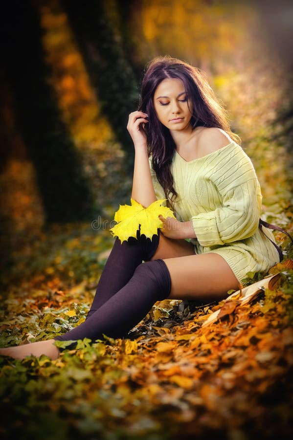 Chica Joven En El Parque Imagen De Archivo Imagen De Asimiento 9532107
