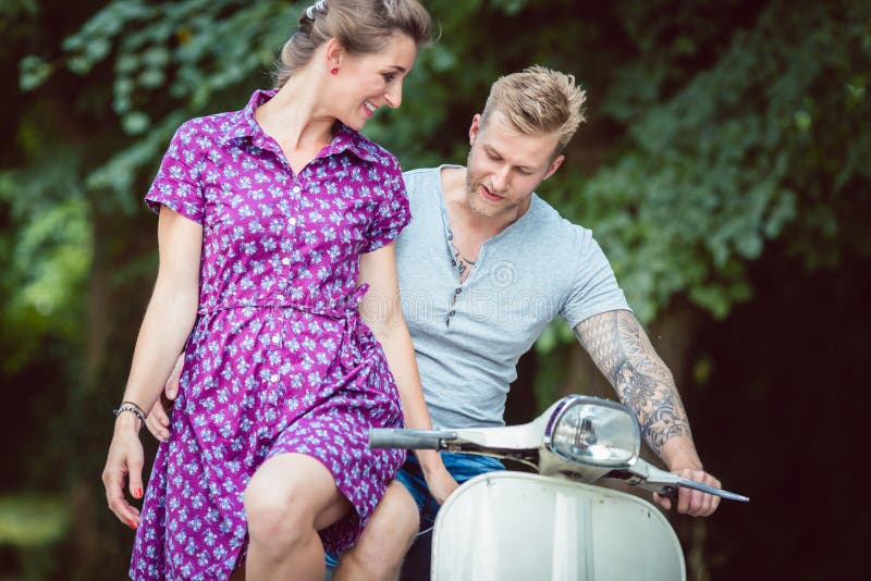 Mujer Sentada En El Regazo De Su Novio Imagen de archivo - Imagen de ...