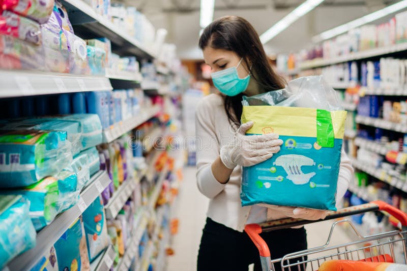 Comprador Con Máscara Compra Segura De Comestibles Debido A La Pandemia