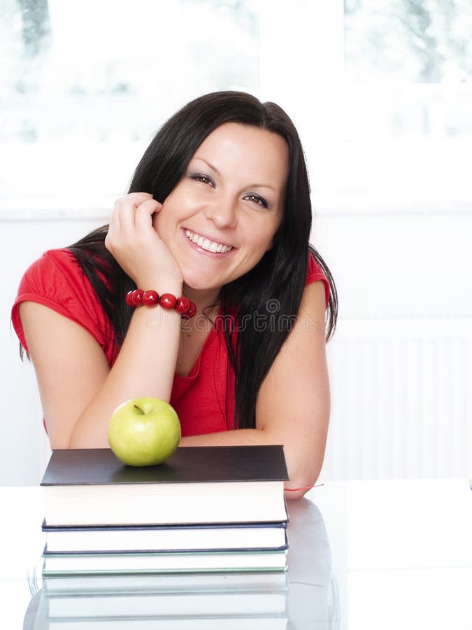 Mujer Sonriente Del Estudiante Con Los Libros Y El Appl Foto de archivo ...
