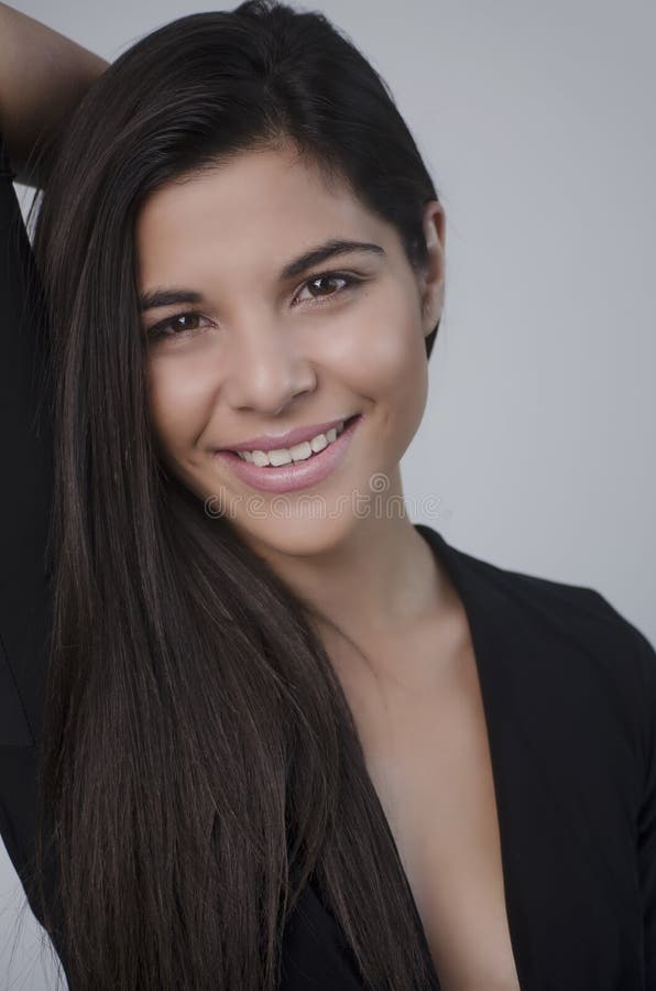 Mujer Sonriente Feliz Con El Pelo Moreno Imagen de archivo - Imagen de ...