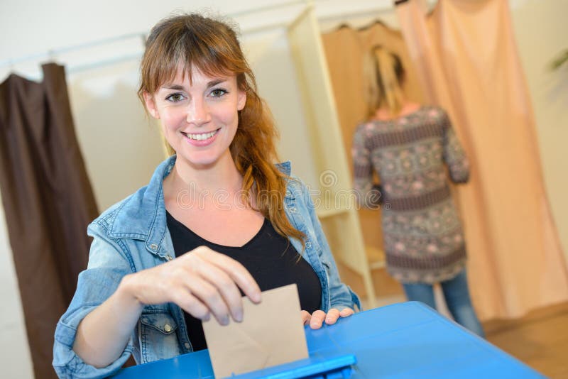 Mujer Sonriente Feliz Votando Foto de archivo - Imagen de equipo ...