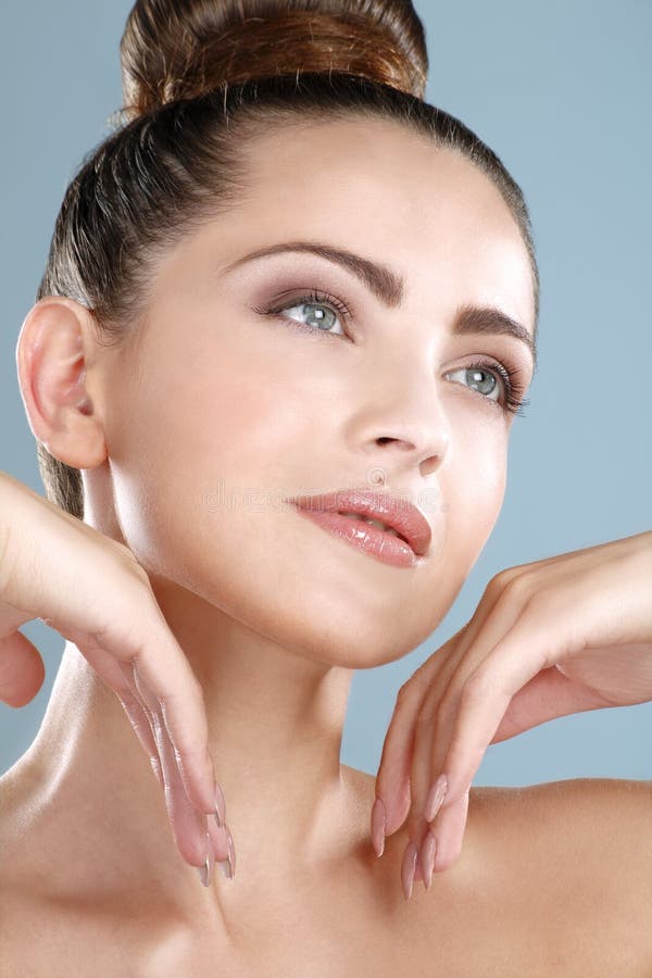 Mujer Sonriente Hermosa Que Muestra Su Cara Relajada Perfecta Foto de ...