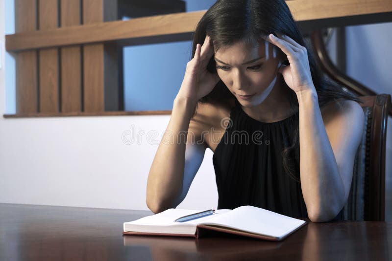 Mujer Subrayada Que Lee Su Horario Foto de archivo - Imagen de mirando ...
