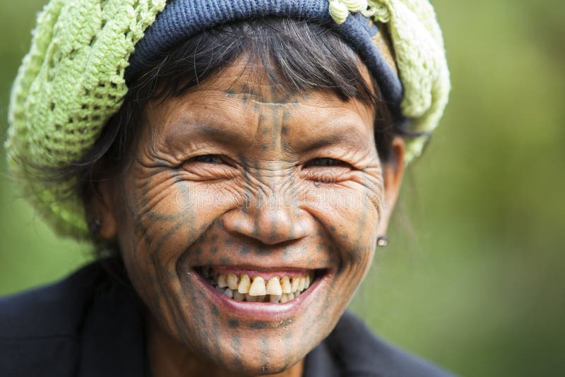 Mujer De La Tribu Del Muun En Su Cocina, Fumando Un Tubo Imagen de ...