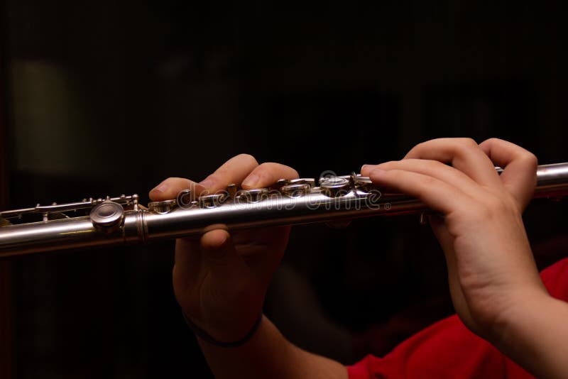 Mujer Tocando Una Flauta Transversal Foto de archivo - Imagen de fondo ...