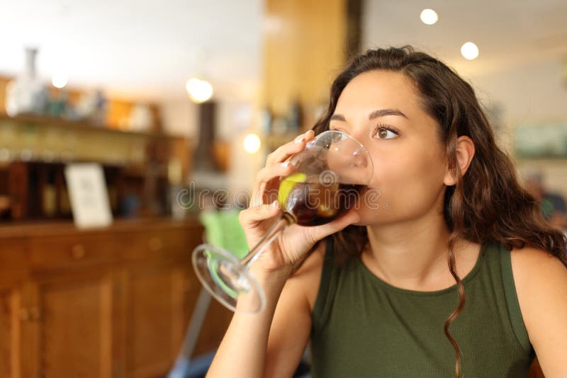 Mujer Tomando Refrescos En Un Restaurante Foto de archivo - Imagen de ...