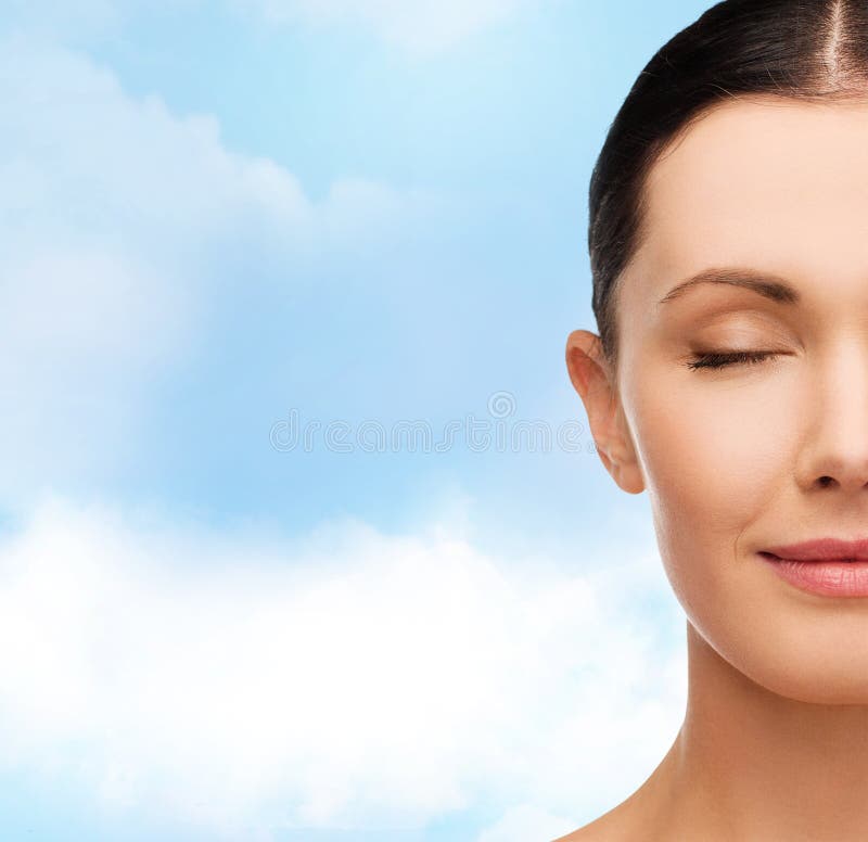 Mujer Tranquila Joven Con Los Ojos Cerrados Imagen de archivo - Imagen ...