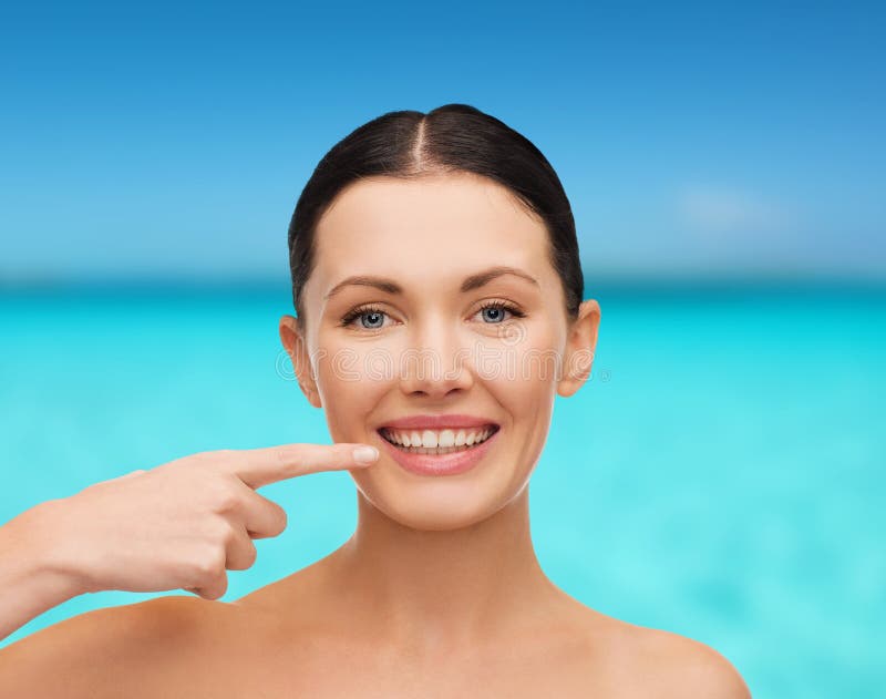 Mujer Tranquila Joven Que Señala a Su Boca Foto de archivo - Imagen de ...